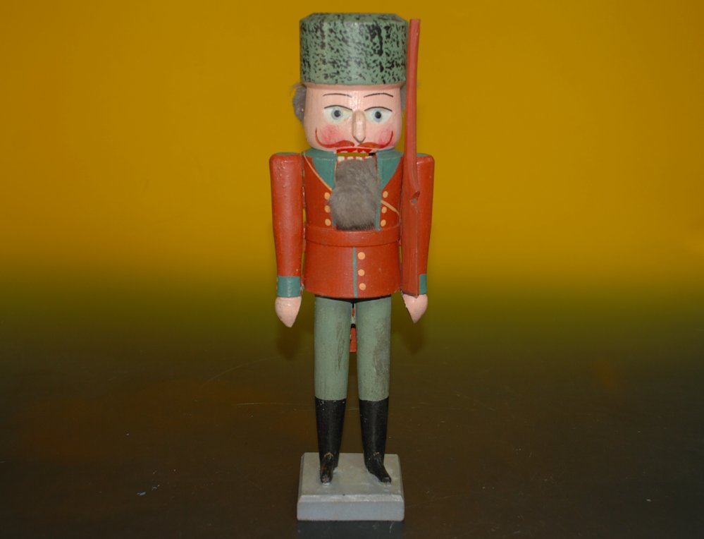 Erzgebirge Füchtner nutcrackers * hunter height 11.8 inch * at 1900