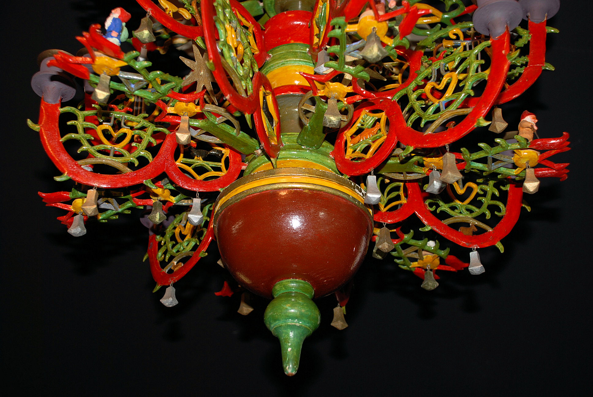 antique Annaberger hanging pyramid with figures of Lahl