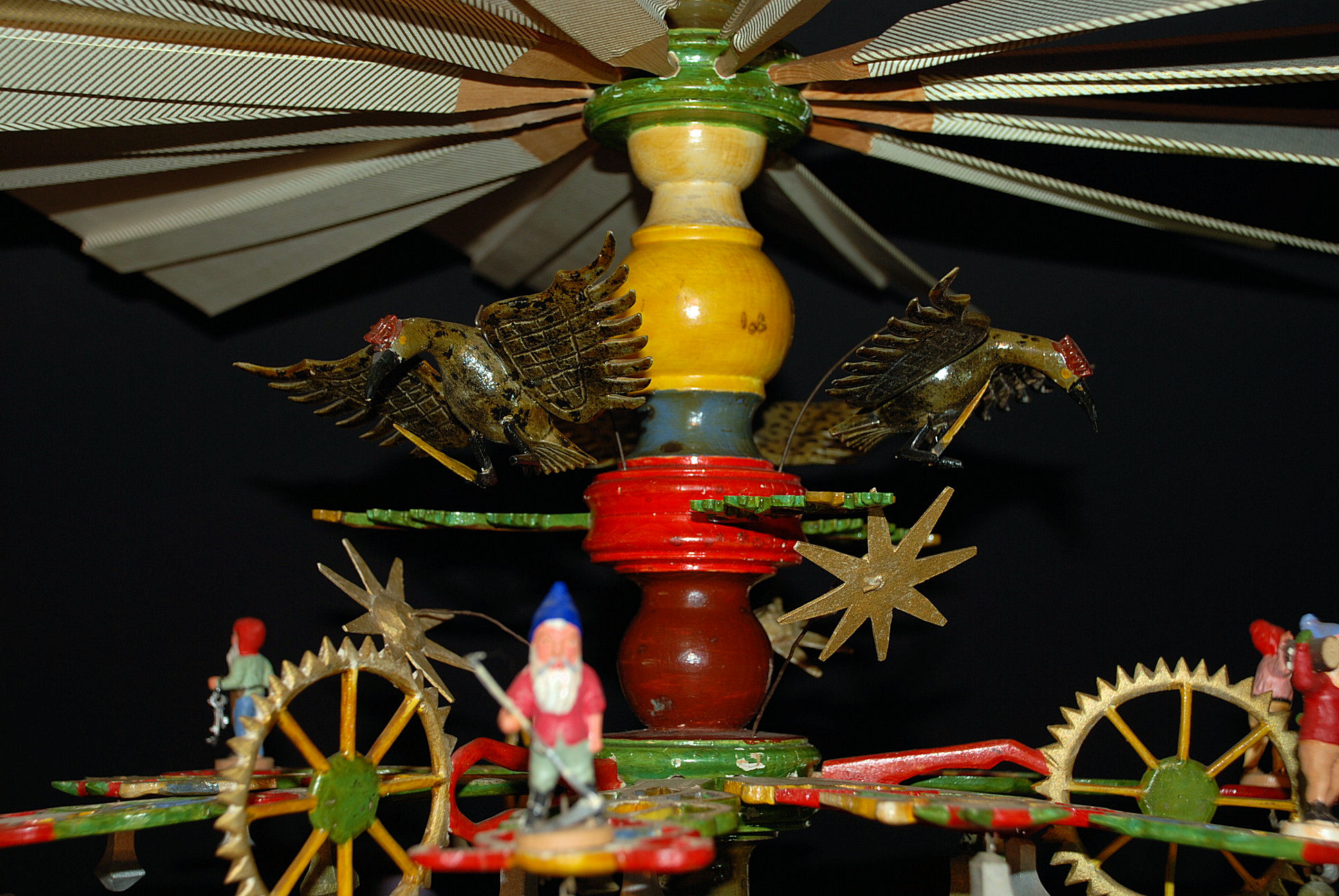 antique Annaberger hanging pyramid with figures of Lahl