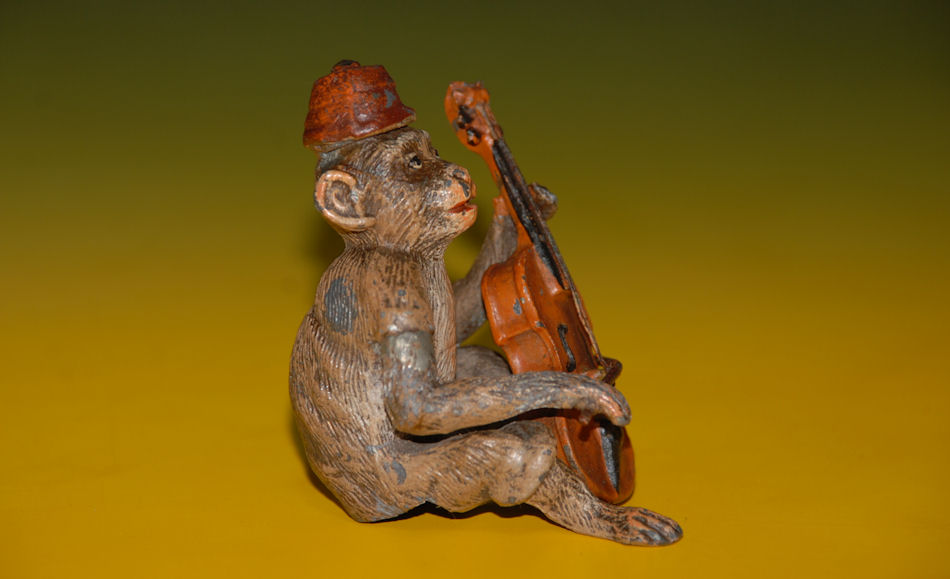Georg Heyde tin figure * monkey with diddling hat & violin * 1890